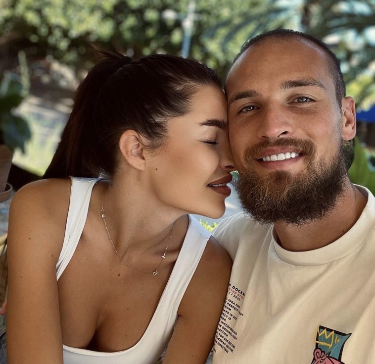 ANA RAJKOVIĆ U ZAGRLJAJU SRPSKOG FUDBALERA: Prelepa brineta se javila iz Katara i demantovala ...