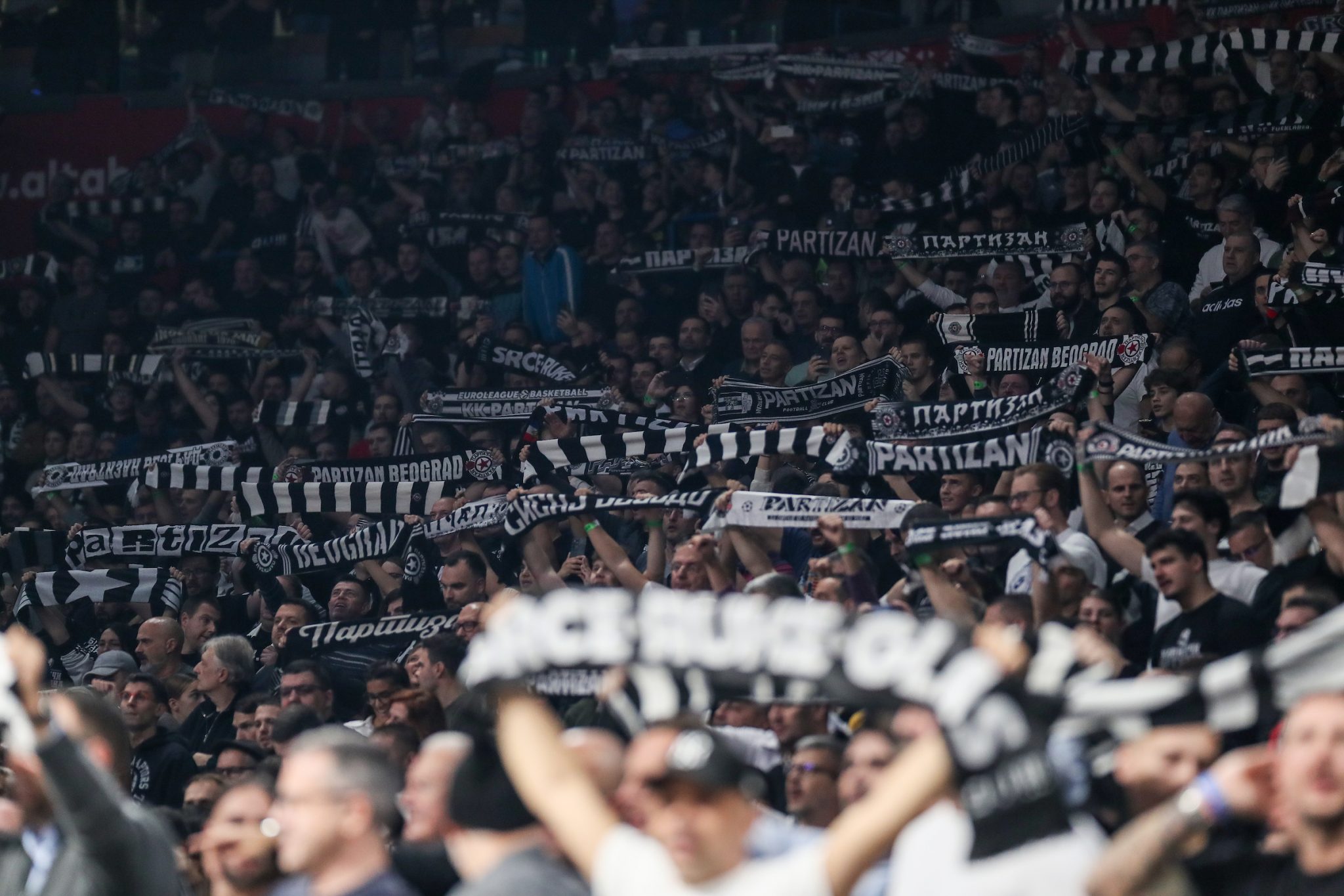 SPEKTAKL NA AERODROMU NIKOLA TESLA: Grobari dočekali svoje heroje iz ...