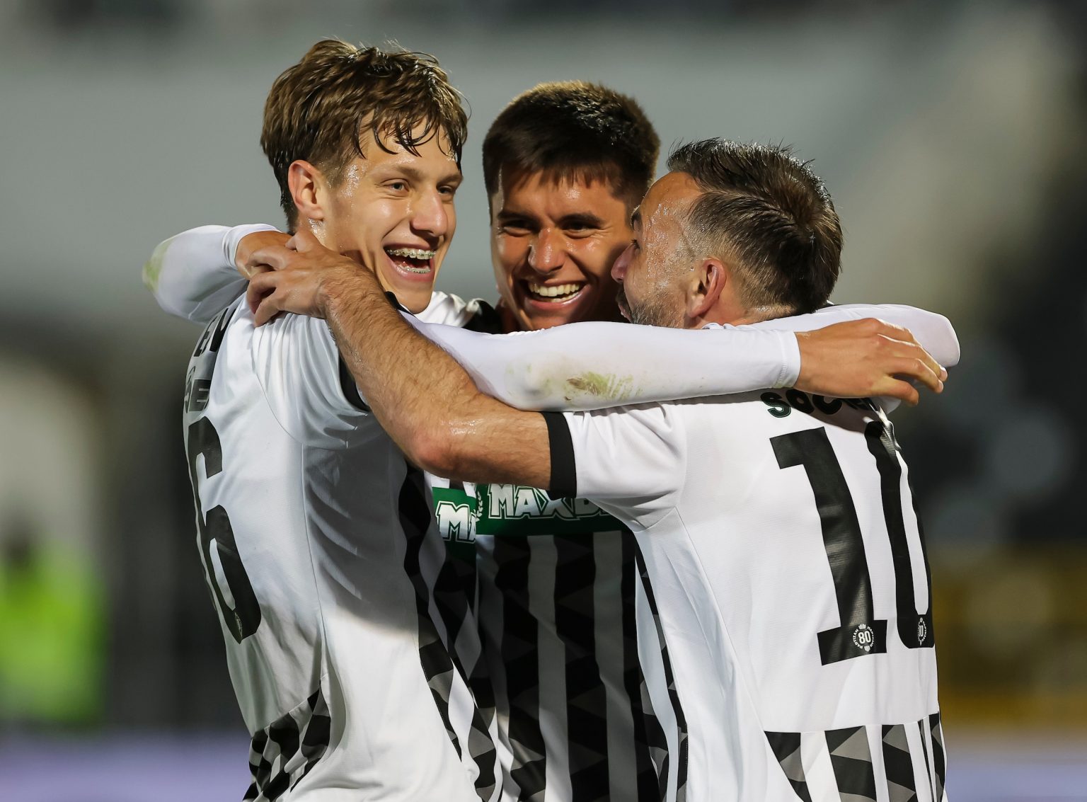 PARTIZAN PREDSTAVIO NOVE DRESOVE: Ova dva detalja su upečatljiva! (FOTO ...