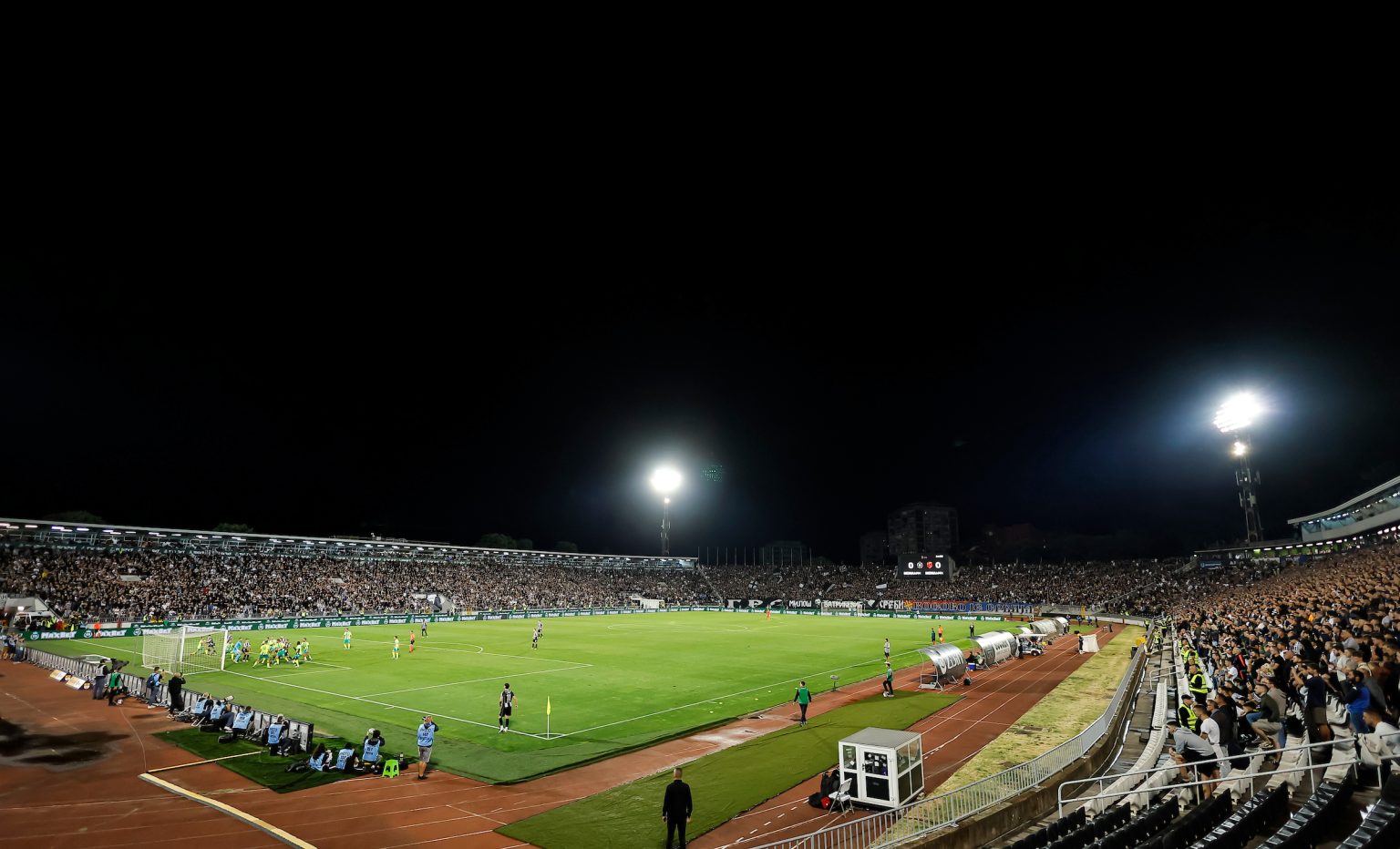 TREZAN ČOVEK TEŠKO MOŽE DA PREŽIVI MEČ PARTIZANA: Hit navijač sa flašom ...