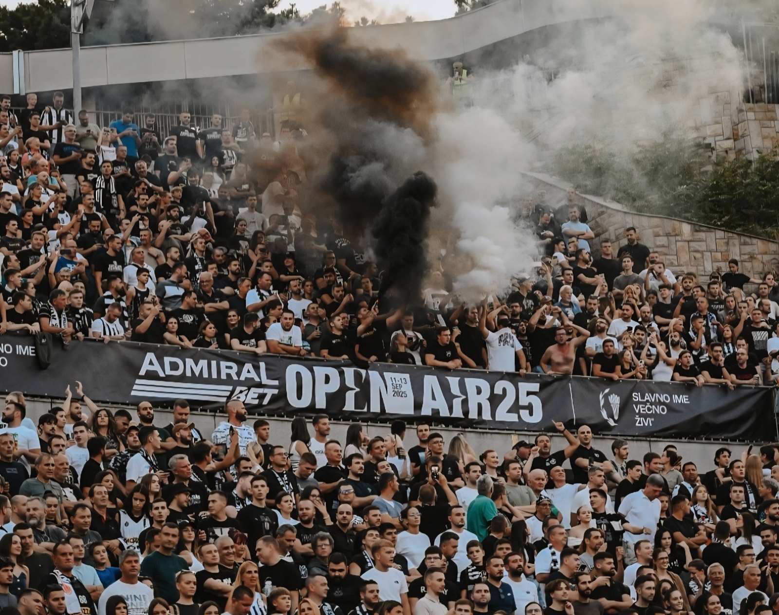 Grobari napravili sjajnu atmosferu na tašu: Pokazali zašto važe za ...